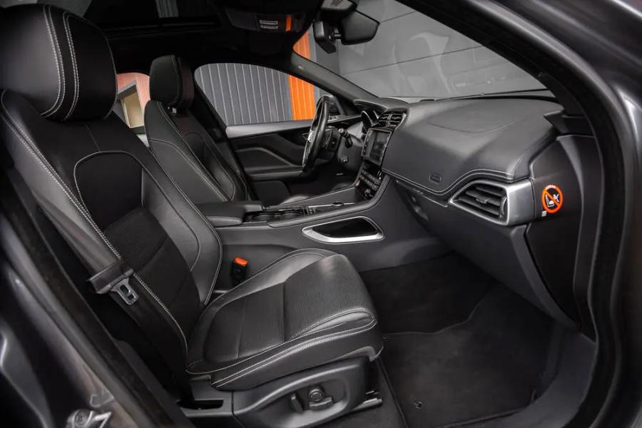 Pelēks Jaguar F-Pace 2016 Jelgava, ar dzinēja tilpumu 2.00 L un nobraukumu 159 tūkst. km par 14900 €, foto 9 vietnē AUTOMOTO.COM.LV