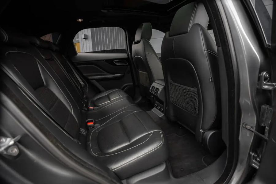 Pelēks Jaguar F-Pace 2016 Jelgava, ar dzinēja tilpumu 2.00 L un nobraukumu 159 tūkst. km par 14900 €, foto 11 vietnē AUTOMOTO.COM.LV