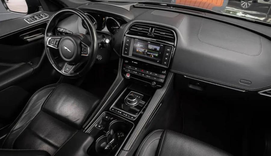 Pelēks Jaguar F-Pace 2016 Jelgava, ar dzinēja tilpumu 2.00 L un nobraukumu 159 tūkst. km par 14900 €, foto 12 vietnē AUTOMOTO.COM.LV