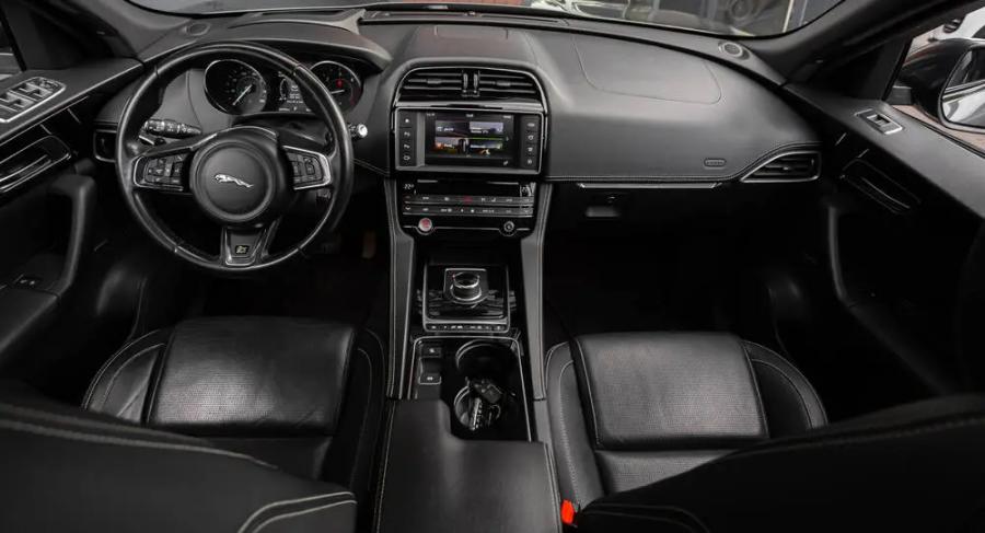 Pelēks Jaguar F-Pace 2016 Jelgava, ar dzinēja tilpumu 2.00 L un nobraukumu 159 tūkst. km par 14900 €, foto 13 vietnē AUTOMOTO.COM.LV