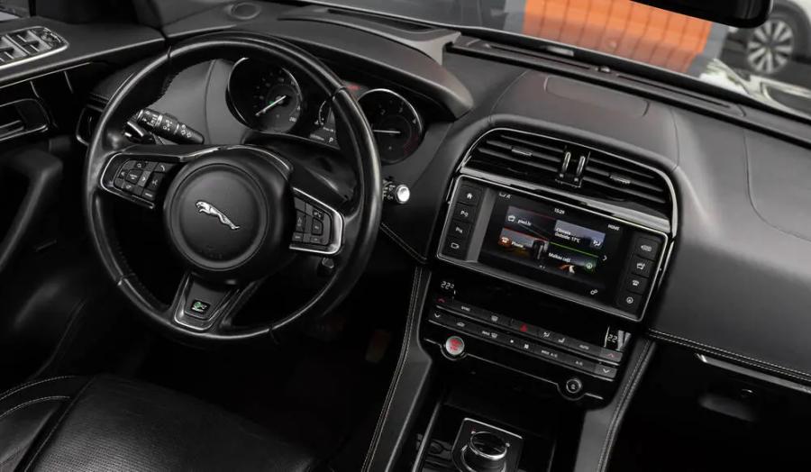 Pelēks Jaguar F-Pace 2016 Jelgava, ar dzinēja tilpumu 2.00 L un nobraukumu 159 tūkst. km par 14900 €, foto 14 vietnē AUTOMOTO.COM.LV