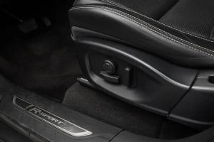 Pelēks Jaguar F-Pace 2016 Jelgava, ar dzinēja tilpumu 2.00 L un nobraukumu 159 tūkst. km par 14900 €, foto 18 vietnē AUTOMOTO.COM.LV
