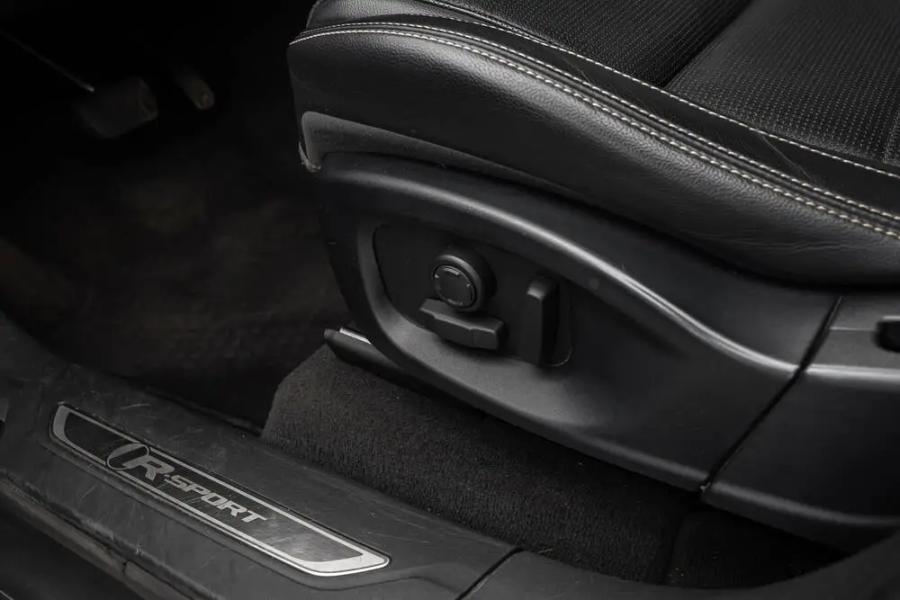 Pelēks Jaguar F-Pace 2016 Jelgava, ar dzinēja tilpumu 2.00 L un nobraukumu 159 tūkst. km par 14900 €, foto 18 vietnē AUTOMOTO.COM.LV