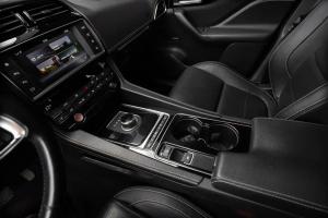 Pelēks Jaguar F-Pace 2016 Jelgava, ar dzinēja tilpumu 2.00 L un nobraukumu 159 tūkst. km par 14900 €, foto 19 vietnē AUTOMOTO.COM.LV