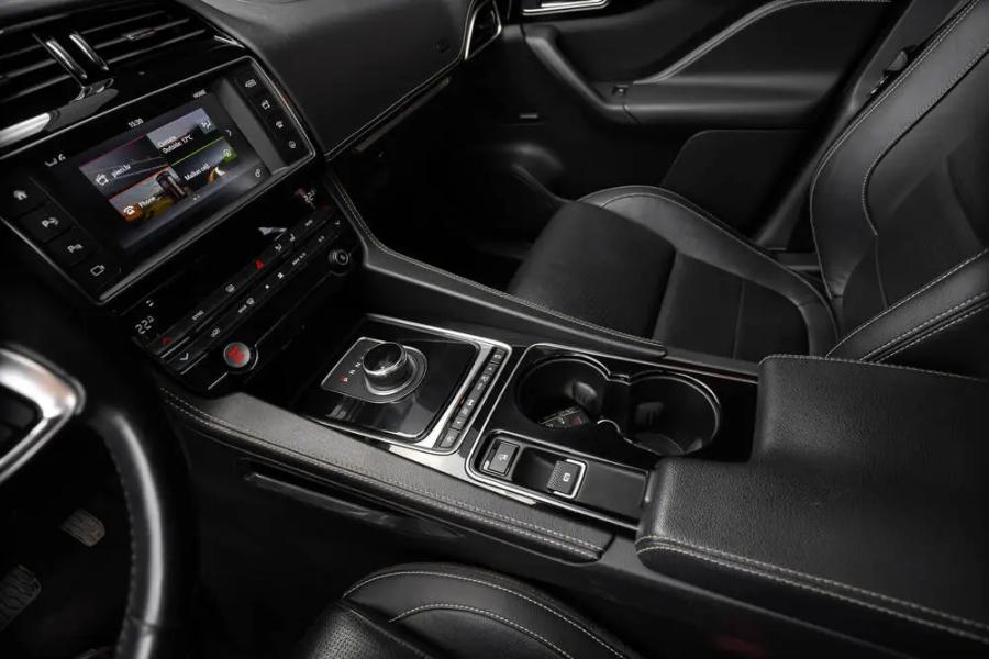 Pelēks Jaguar F-Pace 2016 Jelgava, ar dzinēja tilpumu 2.00 L un nobraukumu 159 tūkst. km par 14900 €, foto 19 vietnē AUTOMOTO.COM.LV