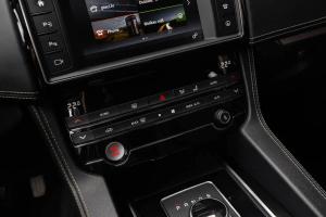 Pelēks Jaguar F-Pace 2016 Jelgava, ar dzinēja tilpumu 2.00 L un nobraukumu 159 tūkst. km par 14900 €, foto 21 vietnē AUTOMOTO.COM.LV