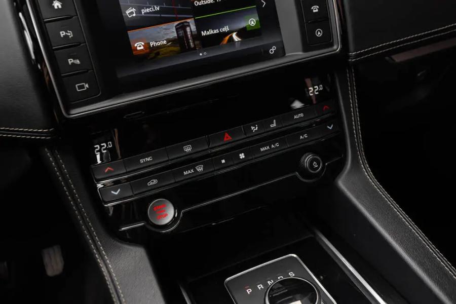 Pelēks Jaguar F-Pace 2016 Jelgava, ar dzinēja tilpumu 2.00 L un nobraukumu 159 tūkst. km par 14900 €, foto 21 vietnē AUTOMOTO.COM.LV