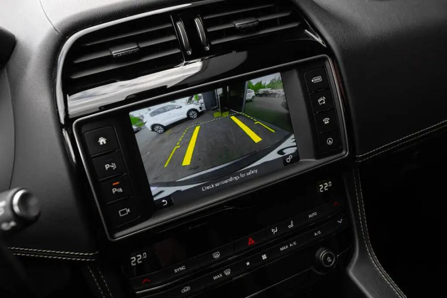 Pelēks Jaguar F-Pace 2016 Jelgava, ar dzinēja tilpumu 2.00 L un nobraukumu 159 tūkst. km par 14900 €, foto 23 vietnē AUTOMOTO.COM.LV