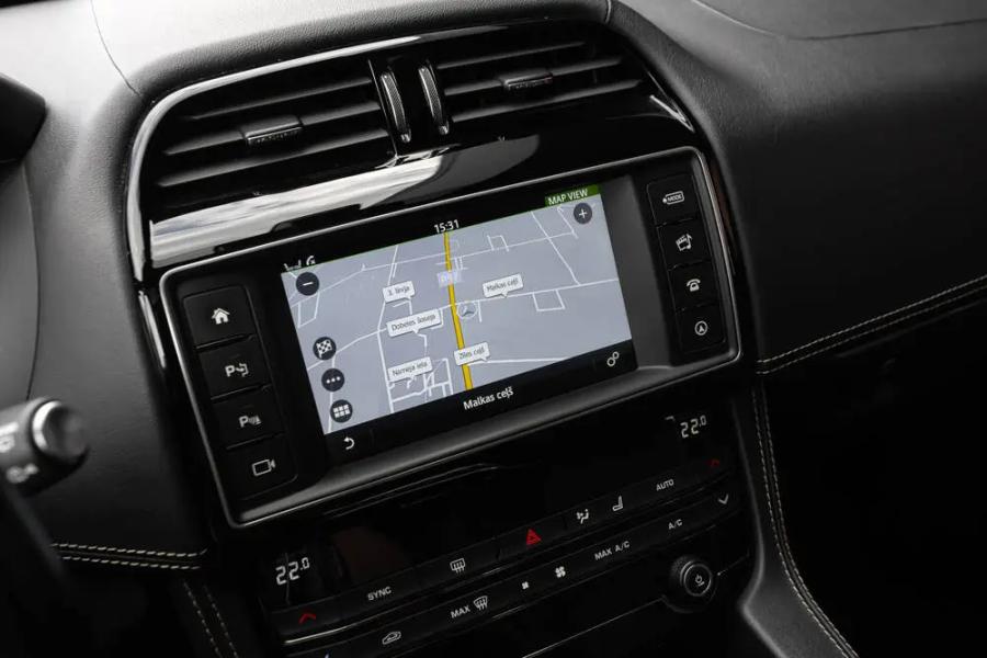 Pelēks Jaguar F-Pace 2016 Jelgava, ar dzinēja tilpumu 2.00 L un nobraukumu 159 tūkst. km par 14900 €, foto 24 vietnē AUTOMOTO.COM.LV