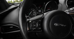 Pelēks Jaguar F-Pace 2016 Jelgava, ar dzinēja tilpumu 2.00 L un nobraukumu 159 tūkst. km par 14900 €, foto 28 vietnē AUTOMOTO.COM.LV