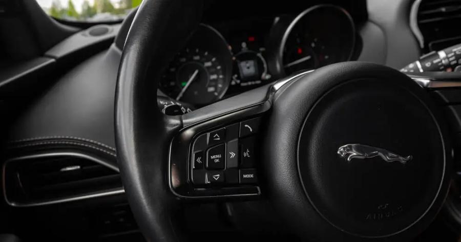 Pelēks Jaguar F-Pace 2016 Jelgava, ar dzinēja tilpumu 2.00 L un nobraukumu 159 tūkst. km par 14900 €, foto 28 vietnē AUTOMOTO.COM.LV
