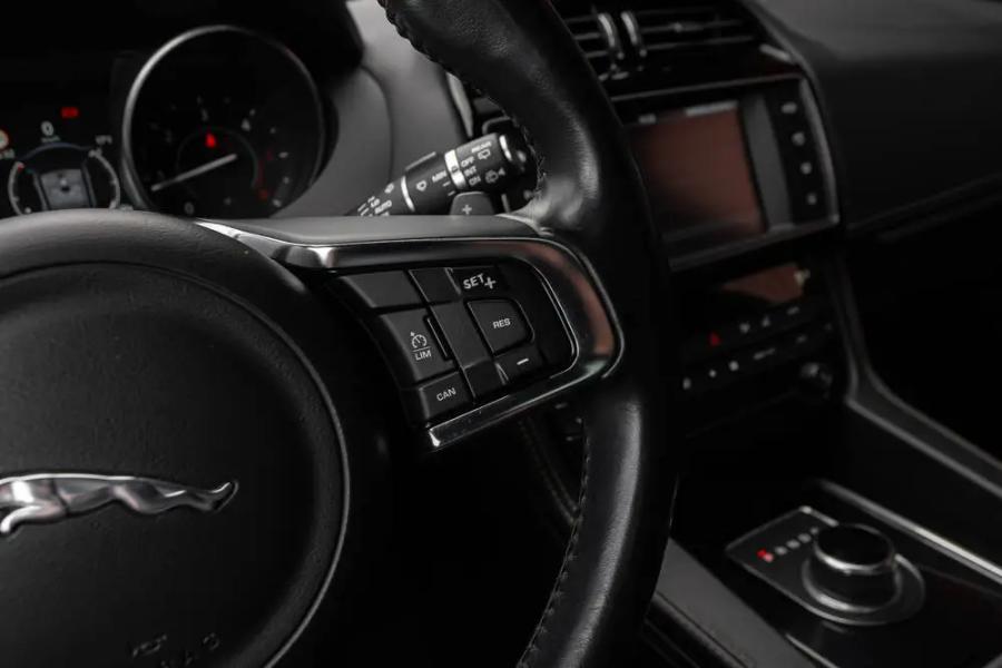 Pelēks Jaguar F-Pace 2016 Jelgava, ar dzinēja tilpumu 2.00 L un nobraukumu 159 tūkst. km par 14900 €, foto 29 vietnē AUTOMOTO.COM.LV