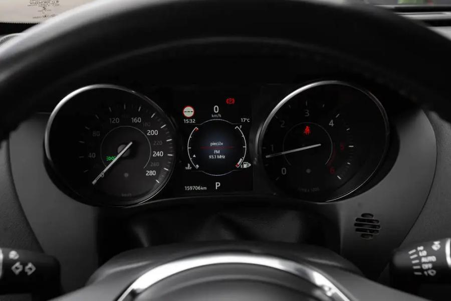 Pelēks Jaguar F-Pace 2016 Jelgava, ar dzinēja tilpumu 2.00 L un nobraukumu 159 tūkst. km par 14900 €, foto 30 vietnē AUTOMOTO.COM.LV
