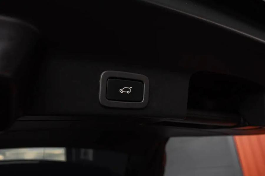 Pelēks Jaguar F-Pace 2016 Jelgava, ar dzinēja tilpumu 2.00 L un nobraukumu 159 tūkst. km par 14900 €, foto 33 vietnē AUTOMOTO.COM.LV