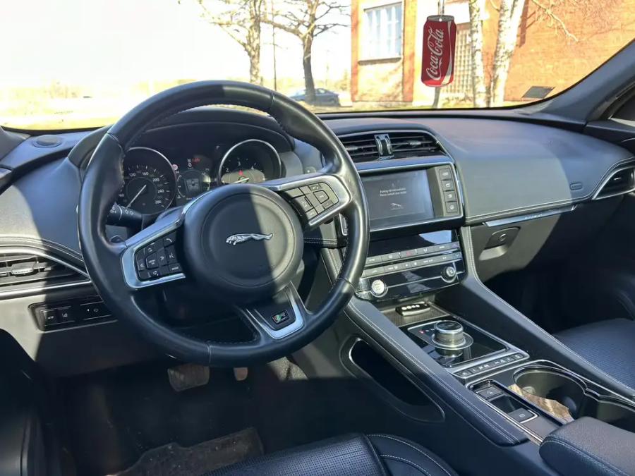 Pelēks Jaguar F-Pace 2016 Grobiņa, ar dzinēja tilpumu 2.00 L un nobraukumu 129 tūkst. km par 16700 €, foto 11 vietnē AUTOMOTO.COM.LV