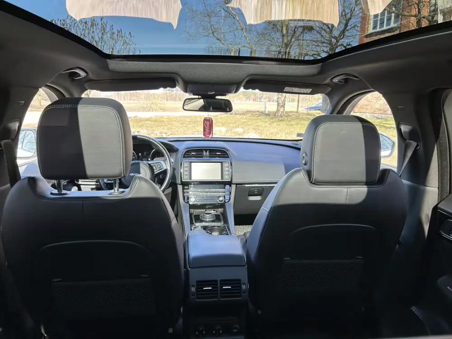 Pelēks Jaguar F-Pace 2016 Grobiņa, ar dzinēja tilpumu 2.00 L un nobraukumu 129 tūkst. km par 16700 €, foto 13 vietnē AUTOMOTO.COM.LV