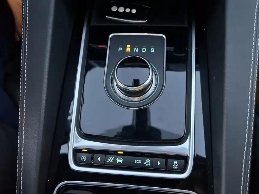 Pelēks Jaguar F-Pace 2016 Grobiņa, ar dzinēja tilpumu 2.00 L un nobraukumu 129 tūkst. km par 16700 €, foto 16 vietnē AUTOMOTO.COM.LV
