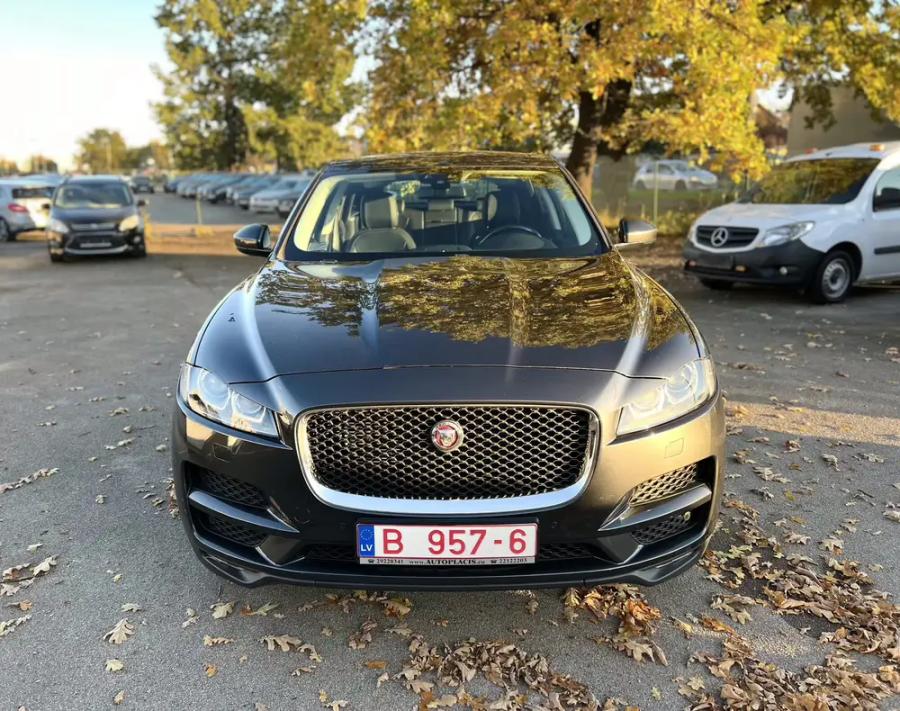 Grey Jaguar F-Pace 2016 in Riga, with an engine capacity of 2.00 L and mileage of 170 thousand km for 13950 €, photo 3 on AUTOMOTO.COM.LV