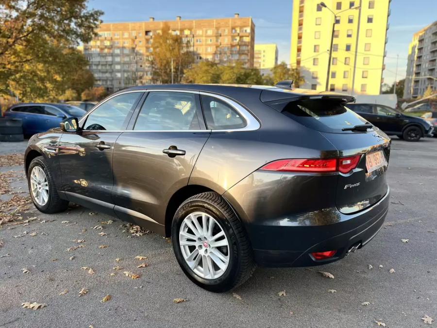 Grey Jaguar F-Pace 2016 in Riga, with an engine capacity of 2.00 L and mileage of 170 thousand km for 13950 €, photo 7 on AUTOMOTO.COM.LV