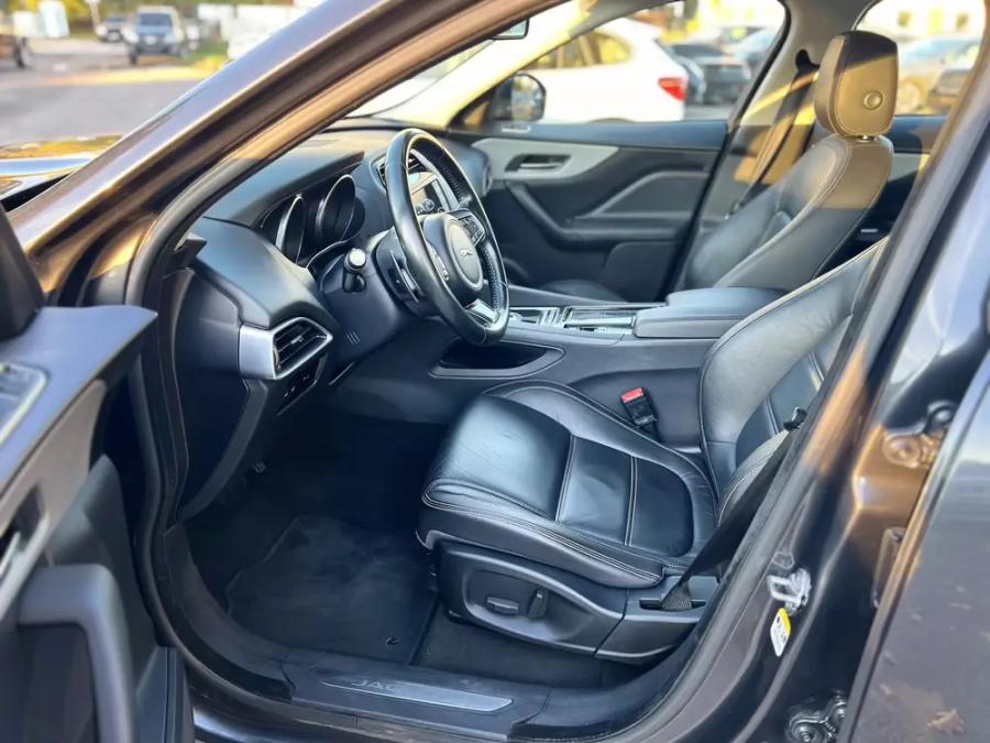 Grey Jaguar F-Pace 2016 in Riga, with an engine capacity of 2.00 L and mileage of 170 thousand km for 13950 €, photo 10 on AUTOMOTO.COM.LV