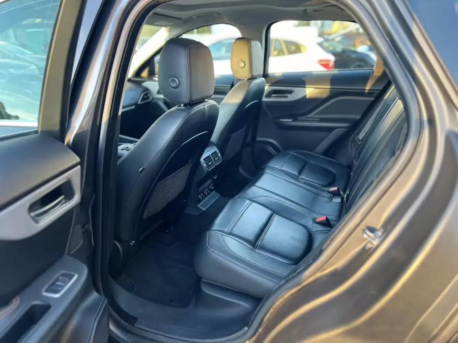 Grey Jaguar F-Pace 2016 in Riga, with an engine capacity of 2.00 L and mileage of 170 thousand km for 13950 €, photo 11 on AUTOMOTO.COM.LV