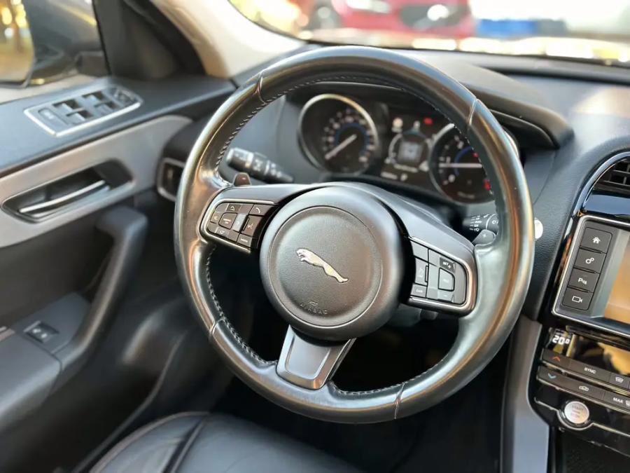 Grey Jaguar F-Pace 2016 in Riga, with an engine capacity of 2.00 L and mileage of 170 thousand km for 13950 €, photo 15 on AUTOMOTO.COM.LV