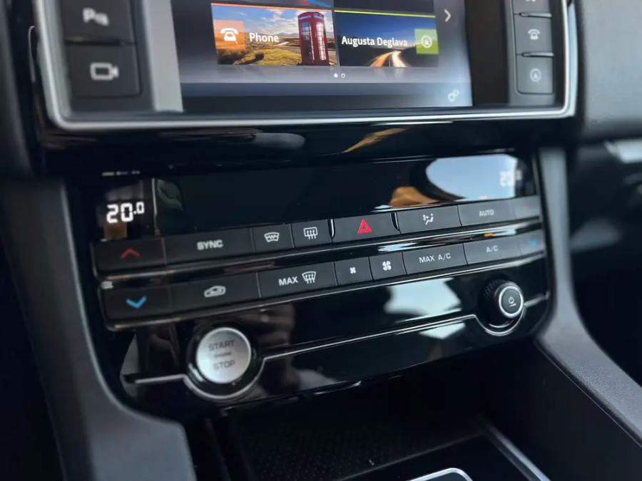 Grey Jaguar F-Pace 2016 in Riga, with an engine capacity of 2.00 L and mileage of 170 thousand km for 13950 €, photo 20 on AUTOMOTO.COM.LV