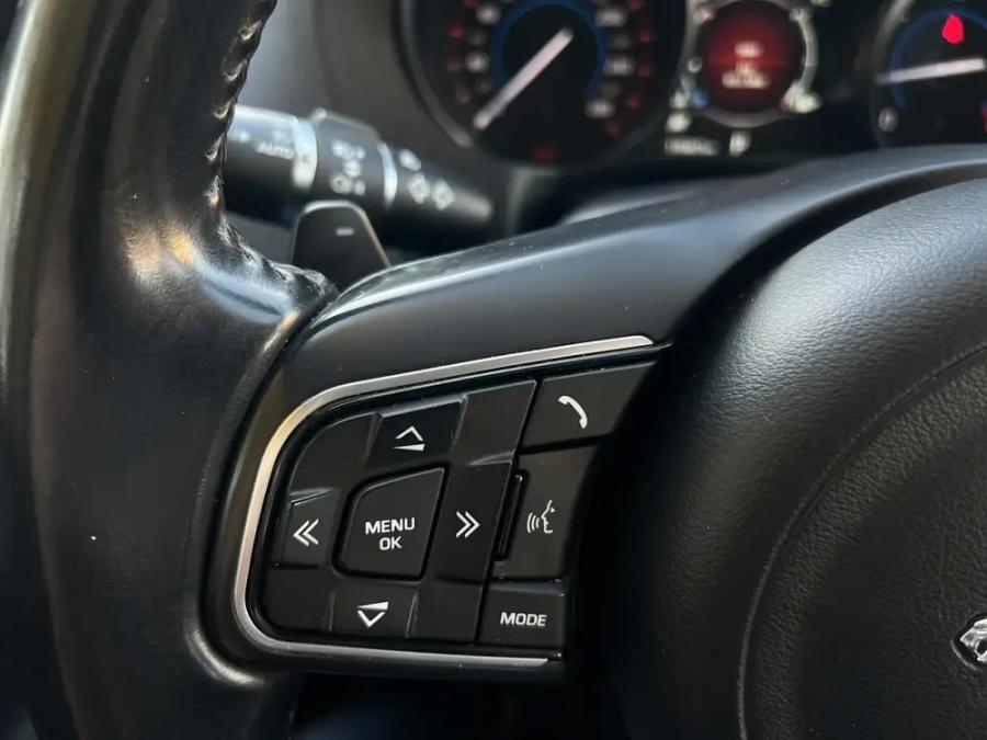 Grey Jaguar F-Pace 2016 in Riga, with an engine capacity of 2.00 L and mileage of 170 thousand km for 13950 €, photo 25 on AUTOMOTO.COM.LV