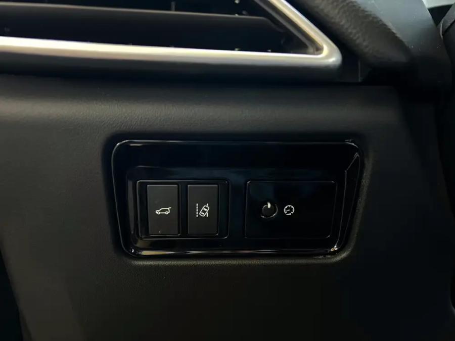 Grey Jaguar F-Pace 2016 in Riga, with an engine capacity of 2.00 L and mileage of 170 thousand km for 13950 €, photo 26 on AUTOMOTO.COM.LV