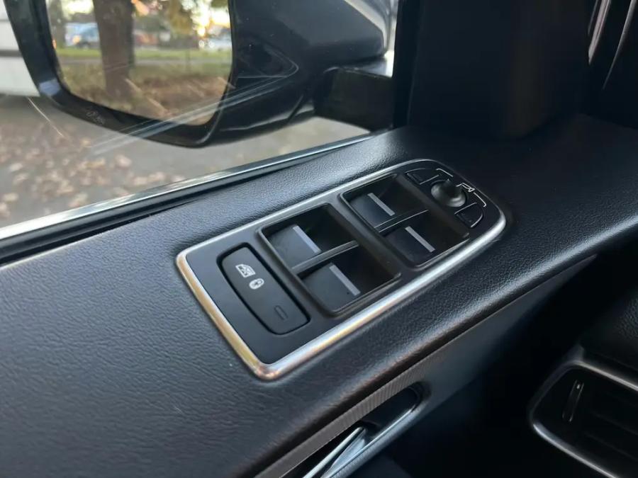 Grey Jaguar F-Pace 2016 in Riga, with an engine capacity of 2.00 L and mileage of 170 thousand km for 13950 €, photo 27 on AUTOMOTO.COM.LV