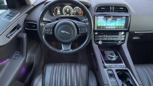 Grey Jaguar F-Pace 2016 in Riga, with an engine capacity of 2.00 L and mileage of 180 thousand km for 21490 €, photo 2 on AUTOMOTO.COM.LV