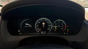 Grey Jaguar F-Pace 2016 in Riga, with an engine capacity of 2.00 L and mileage of 180 thousand km for 21490 €, photo 5 on AUTOMOTO.COM.LV