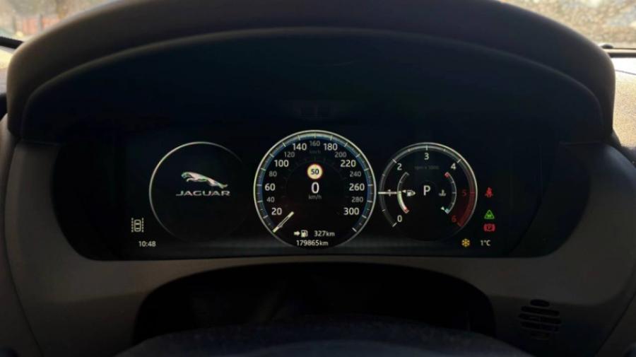 Grey Jaguar F-Pace 2016 in Riga, with an engine capacity of 2.00 L and mileage of 180 thousand km for 21490 €, photo 5 on AUTOMOTO.COM.LV