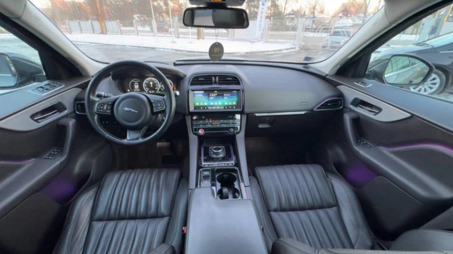 Grey Jaguar F-Pace 2016 in Riga, with an engine capacity of 2.00 L and mileage of 180 thousand km for 21490 €, photo 7 on AUTOMOTO.COM.LV