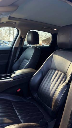 Grey Jaguar F-Pace 2016 in Riga, with an engine capacity of 2.00 L and mileage of 180 thousand km for 21490 €, photo 8 on AUTOMOTO.COM.LV