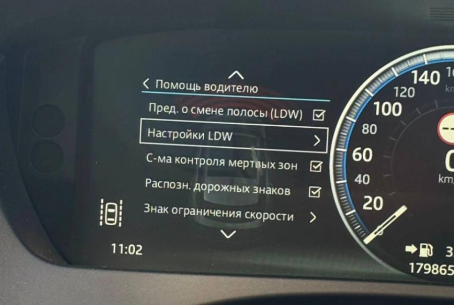 Grey Jaguar F-Pace 2016 in Riga, with an engine capacity of 2.00 L and mileage of 180 thousand km for 21490 €, photo 12 on AUTOMOTO.COM.LV