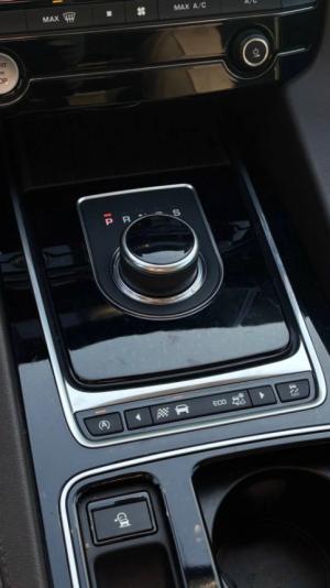 Grey Jaguar F-Pace 2016 in Riga, with an engine capacity of 2.00 L and mileage of 180 thousand km for 21490 €, photo 20 on AUTOMOTO.COM.LV