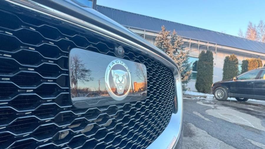 Grey Jaguar F-Pace 2016 in Riga, with an engine capacity of 2.00 L and mileage of 180 thousand km for 21490 €, photo 28 on AUTOMOTO.COM.LV