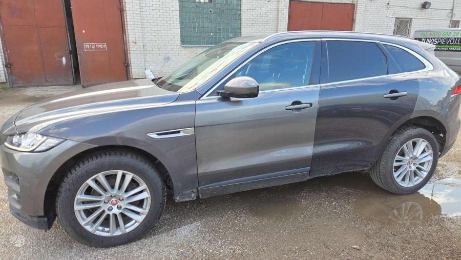 Pelēks Jaguar F-Pace 2016 Kauņa, ar dzinēja tilpumu 2.00 L un nobraukumu 180 tūkst. km par 7200 €, foto 8 vietnē AUTOMOTO.COM.LV
