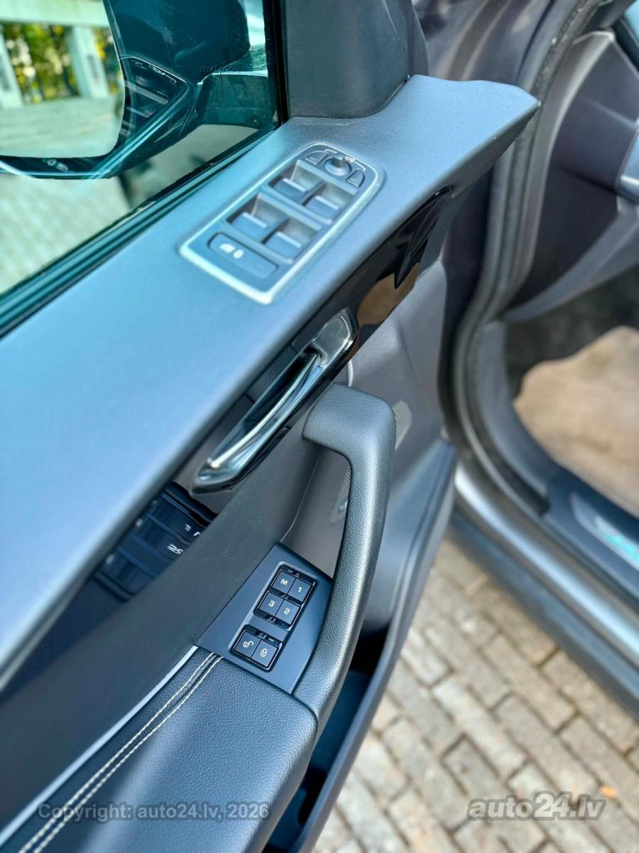 Grey Jaguar F-Pace 2016 in Tallinn, with an engine capacity of 3.00 L and mileage of 223 thousand km for 17500 €, photo 17 on AUTOMOTO.COM.LV