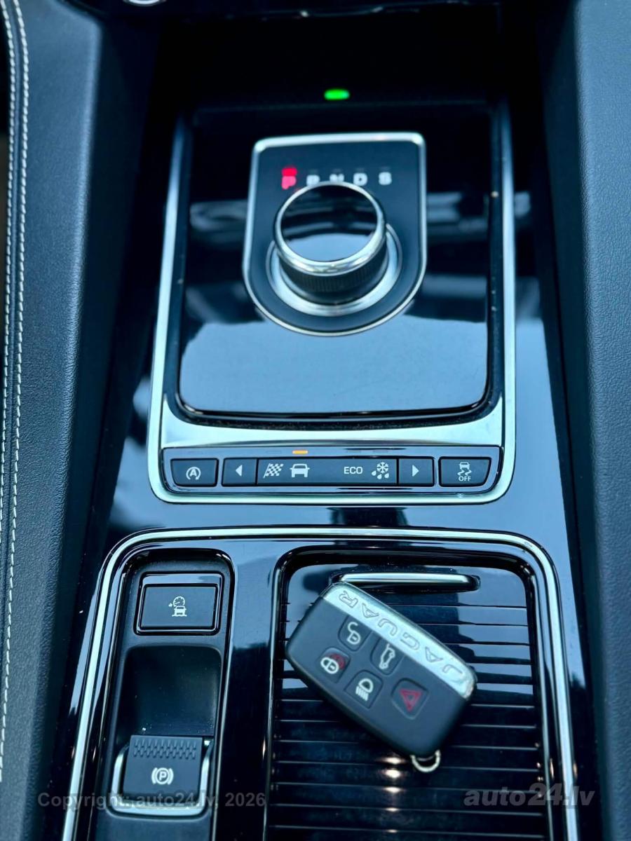Grey Jaguar F-Pace 2016 in Tallinn, with an engine capacity of 3.00 L and mileage of 223 thousand km for 17500 €, photo 23 on AUTOMOTO.COM.LV