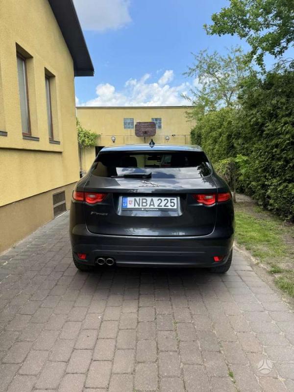 Grey Jaguar F-Pace 2016 in Kaunas, with an engine capacity of 2.00 L and mileage of 214 thousand km for 12500 €, photo 5 on AUTOMOTO.COM.LV