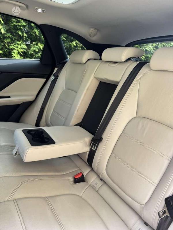 Grey Jaguar F-Pace 2016 in Kaunas, with an engine capacity of 2.00 L and mileage of 214 thousand km for 12500 €, photo 10 on AUTOMOTO.COM.LV