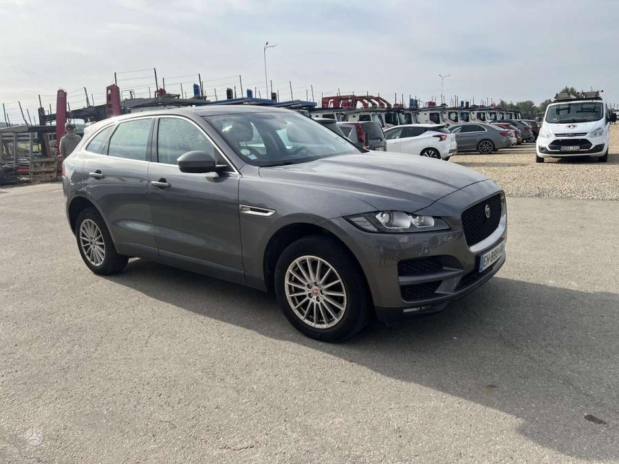 Pelēks Jaguar F-Pace 2016 Tauragė, ar dzinēja tilpumu 2.00 L un nobraukumu 150 tūkst. km par 5200 €, foto 3 vietnē AUTOMOTO.COM.LV