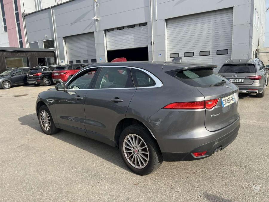 Pelēks Jaguar F-Pace 2016 Tauragė, ar dzinēja tilpumu 2.00 L un nobraukumu 150 tūkst. km par 5200 €, foto 8 vietnē AUTOMOTO.COM.LV