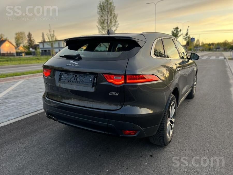 Grey Jaguar F-Pace 2017 in Jelgava, with an engine capacity of 2.00 L and mileage of 130 thousand km for 16300 €, photo 6 on AUTOMOTO.COM.LV
