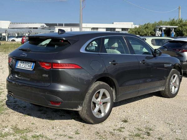 Grey Jaguar F-Pace 2017 in Utena, with an engine capacity of 2.00 L and mileage of 200 thousand km for 9950 €, photo 6 on AUTOMOTO.COM.LV
