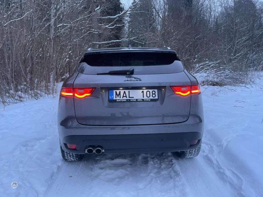 Grey Jaguar F-Pace 2017 in Kaunas, with an engine capacity of 2.00 L and mileage of 283 thousand km for 11399 €, photo 4 on AUTOMOTO.COM.LV
