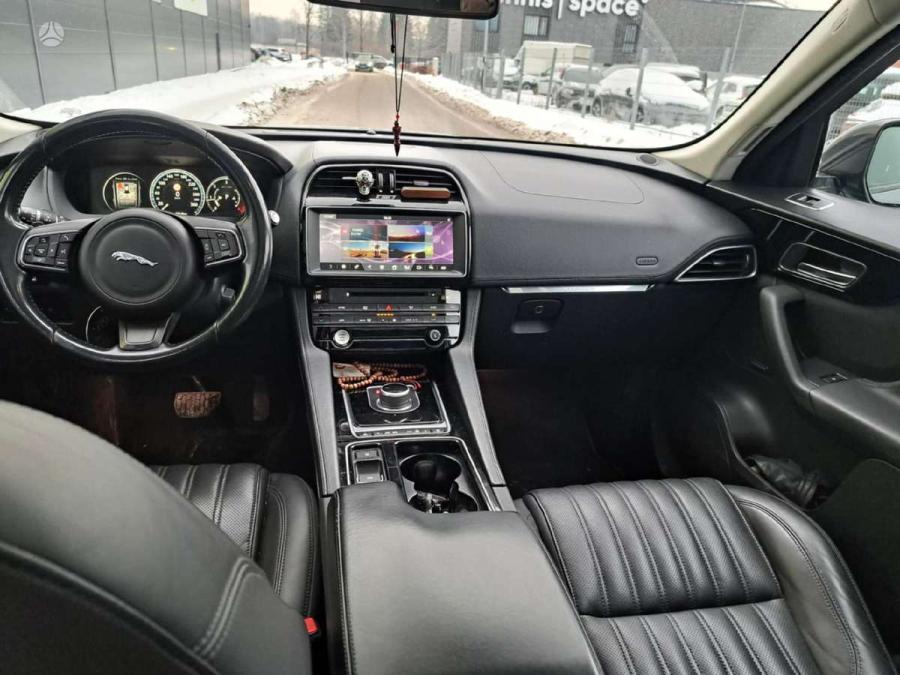 Grey Jaguar F-Pace 2017 in Kaunas, with an engine capacity of 2.00 L and mileage of 283 thousand km for 11399 €, photo 14 on AUTOMOTO.COM.LV