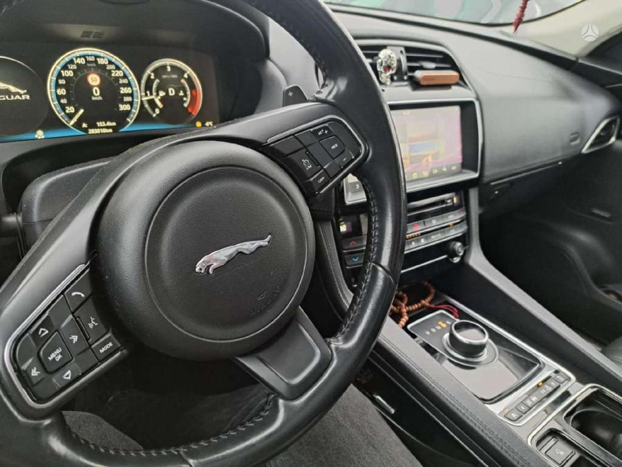 Grey Jaguar F-Pace 2017 in Kaunas, with an engine capacity of 2.00 L and mileage of 283 thousand km for 11399 €, photo 15 on AUTOMOTO.COM.LV